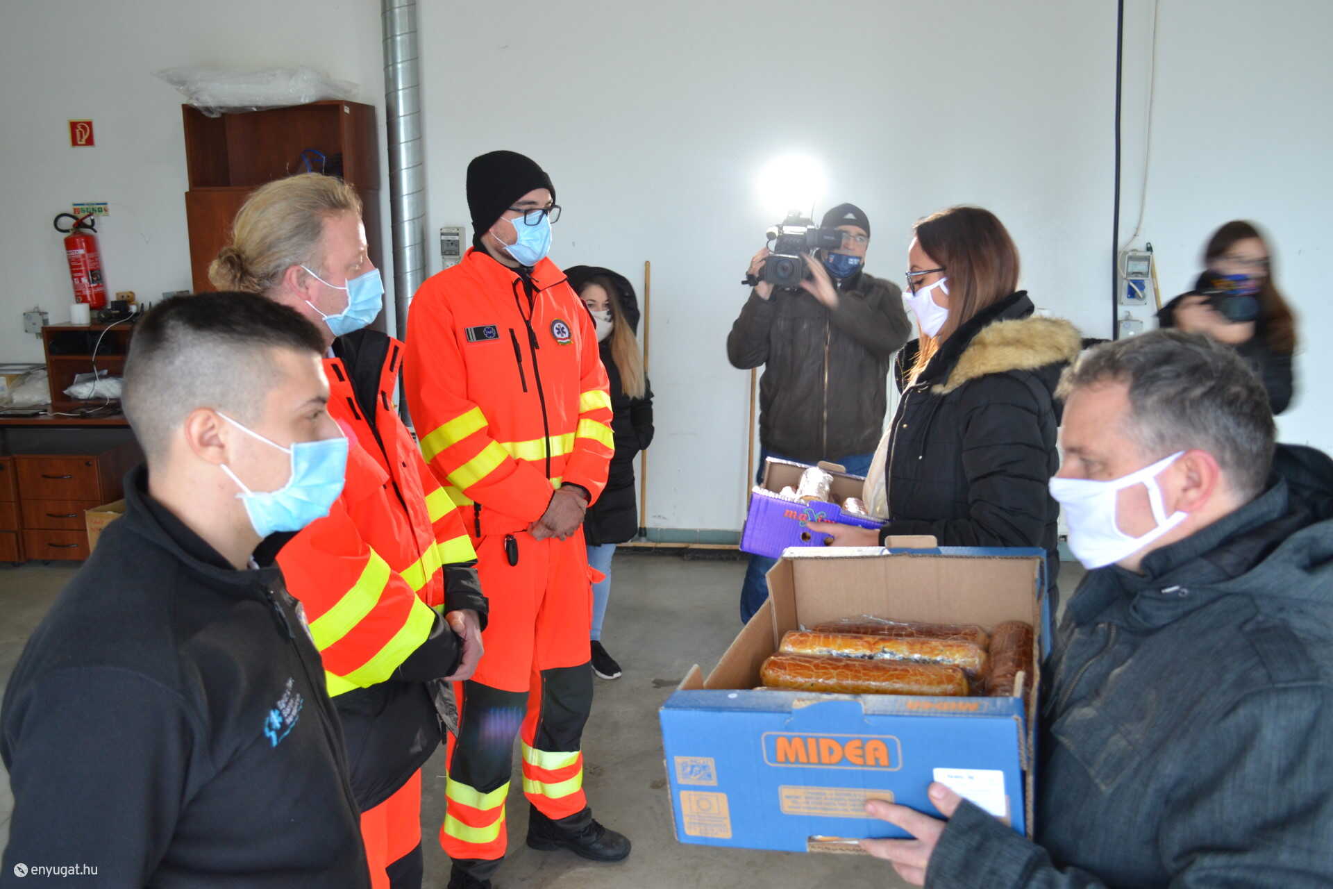 Huszonöt rúd bejglit kaptak a soproni mentők Huszonöt rúd bejglit kaptak a soproni mentők