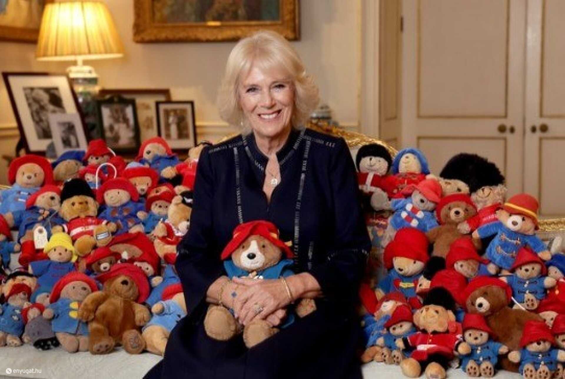 Ezer plüssmackóval fotózkodott Camilla királyné