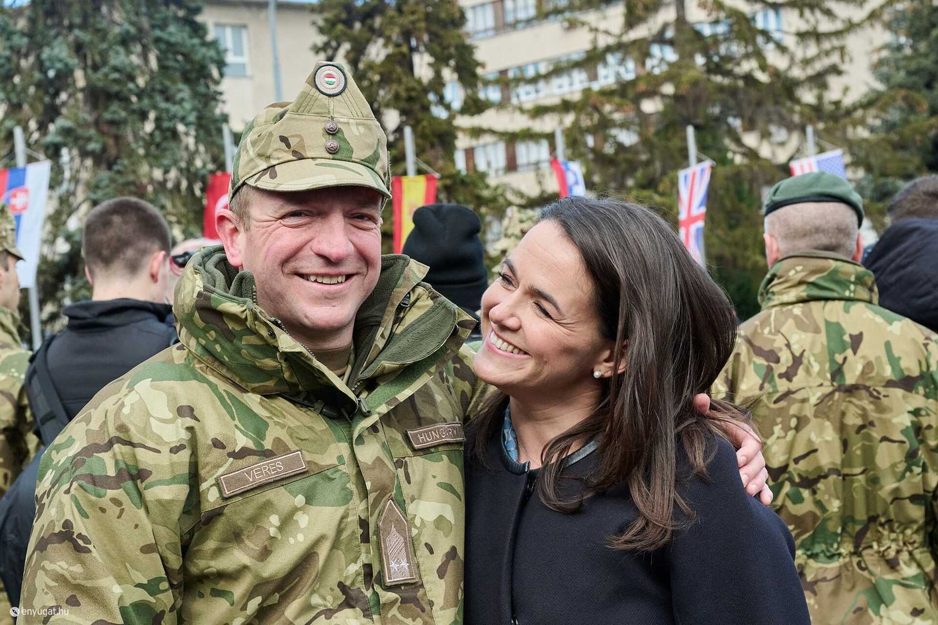 Letette a katonai esküt Novák Katalin férje, Veres István