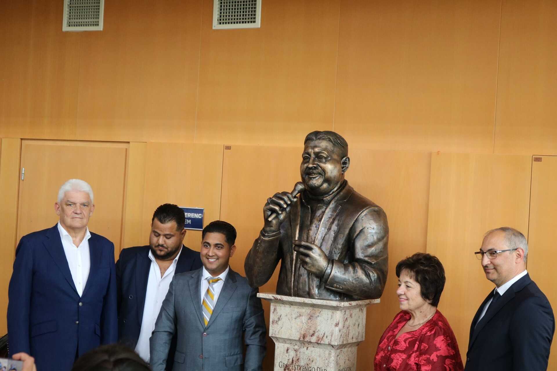 Mága Zoltán zenélt Nagy Grofo szoboravatóján