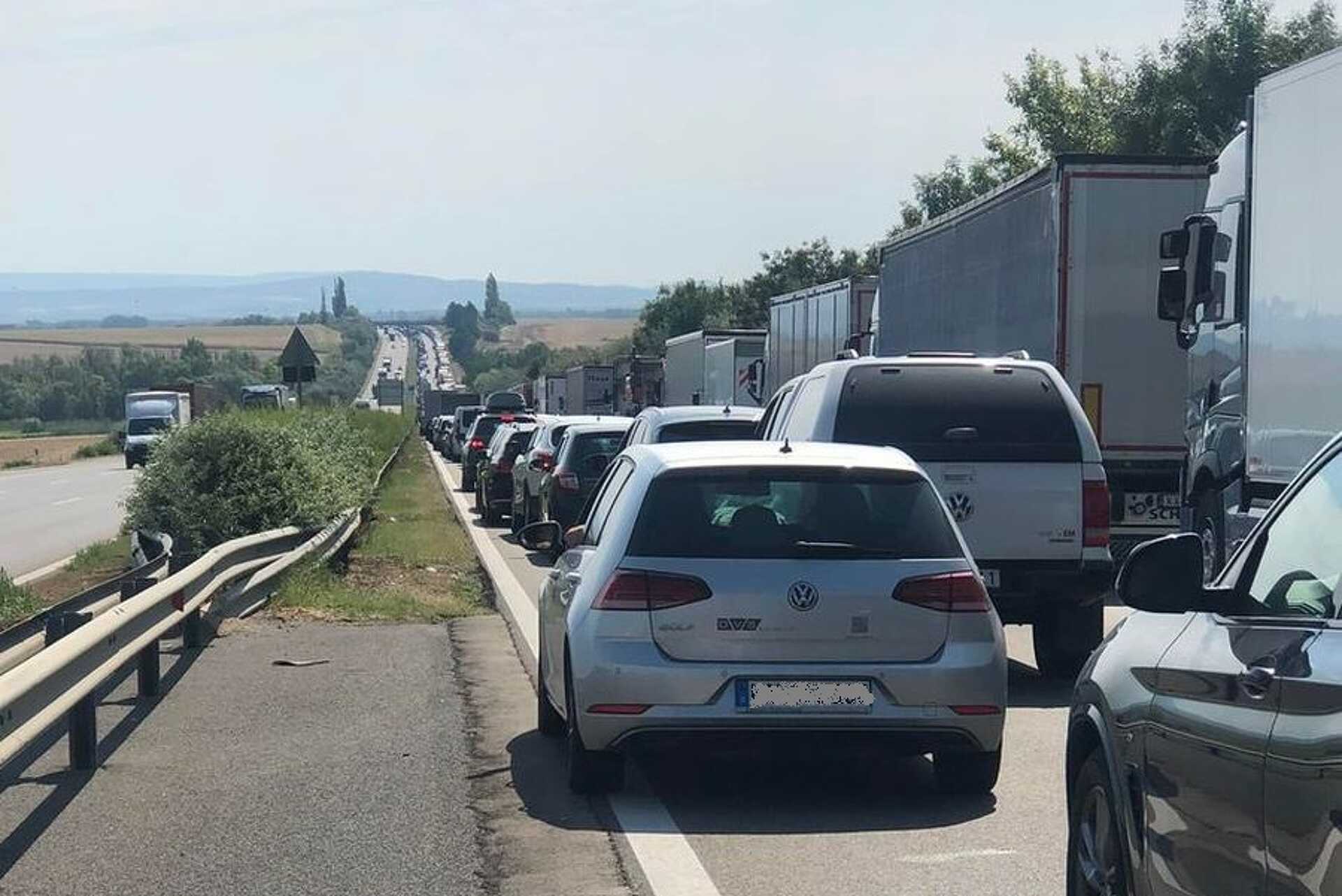 Torlódás az M1-esen, vizet osztanak