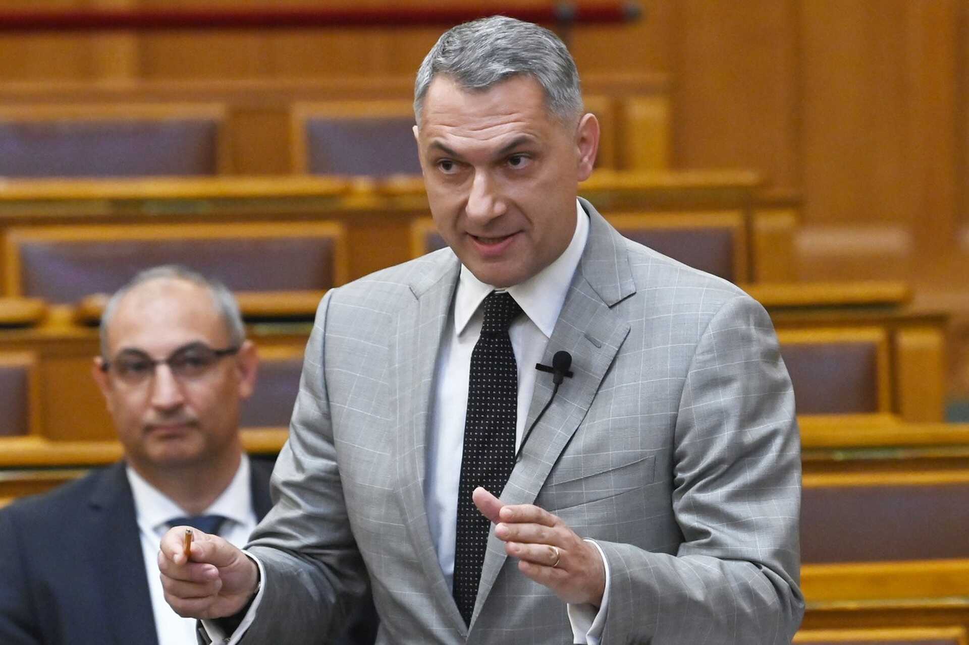 Alig van rajta forgalom, de milliárdokból újítja fel a Közút a Lázár ...