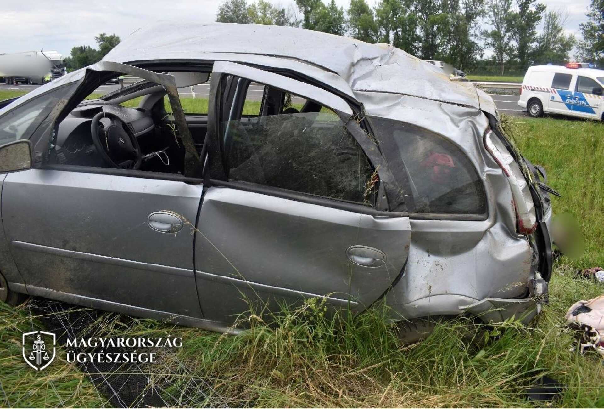 Fáradtan vezetett az apa, a balesetben meghalt a kislánya