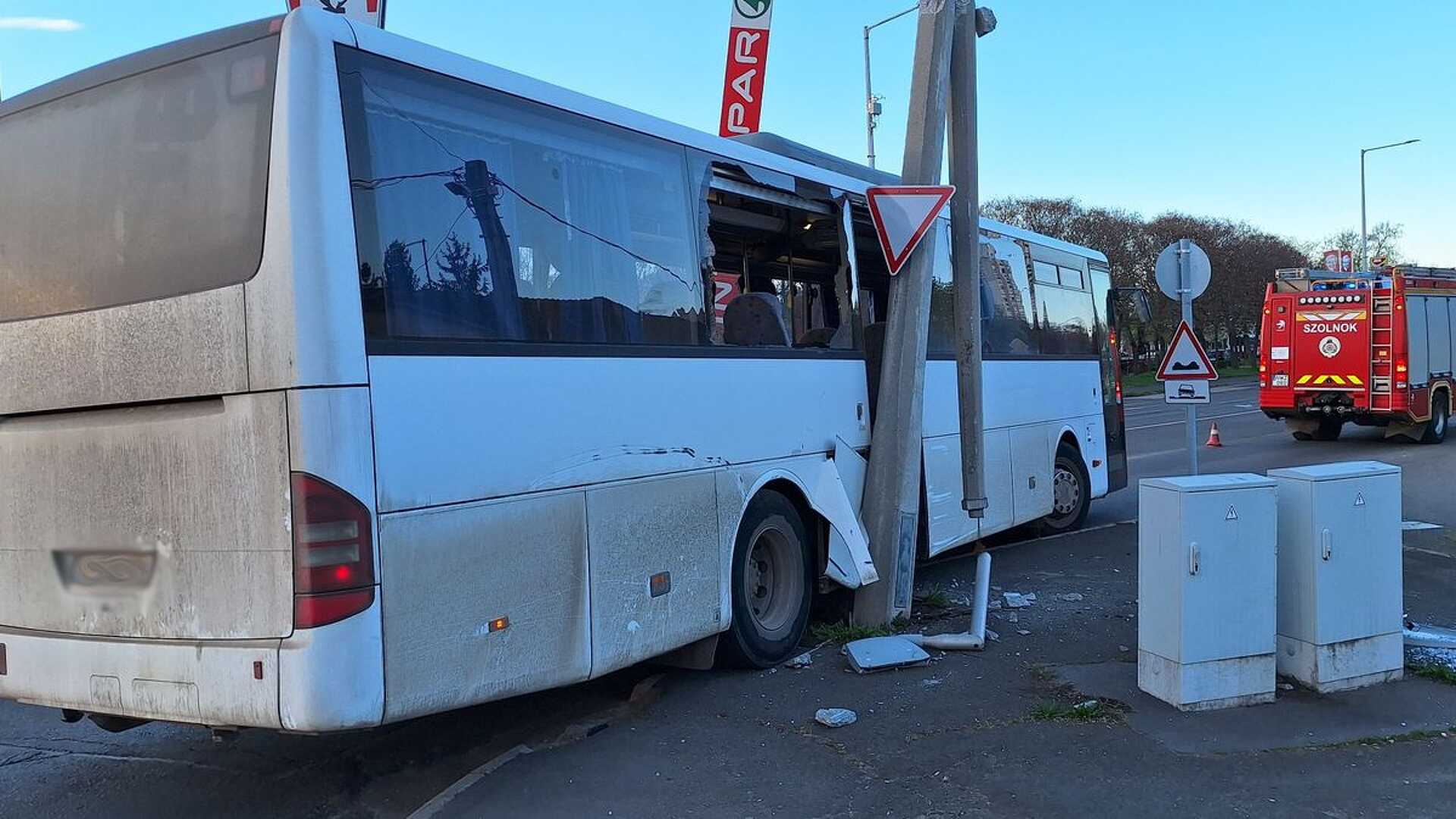 Egy gyerek lopott el egy buszt Szolnokon, villanyoszlop állította meg