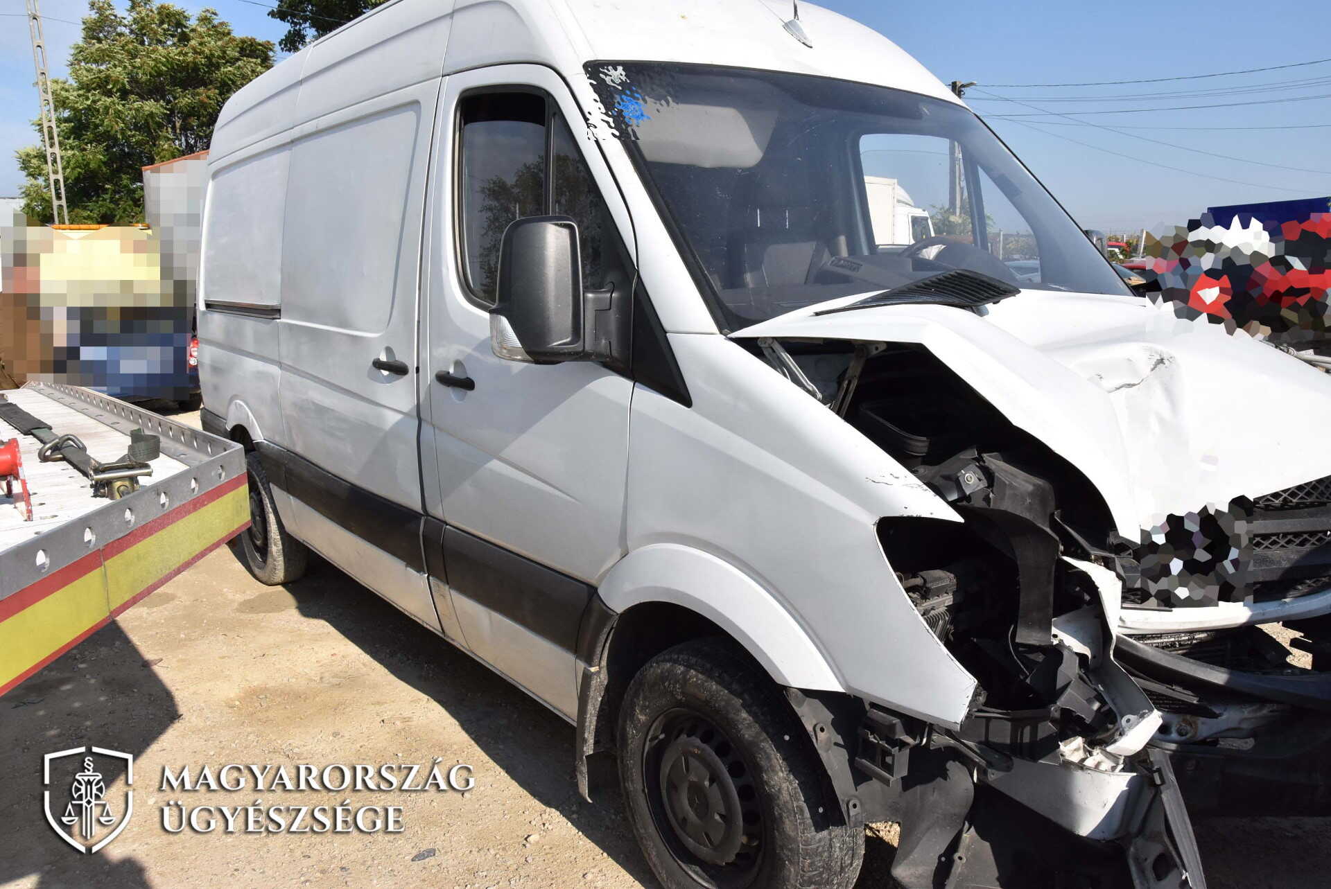 Fának ütközött a menekülő embercsempész