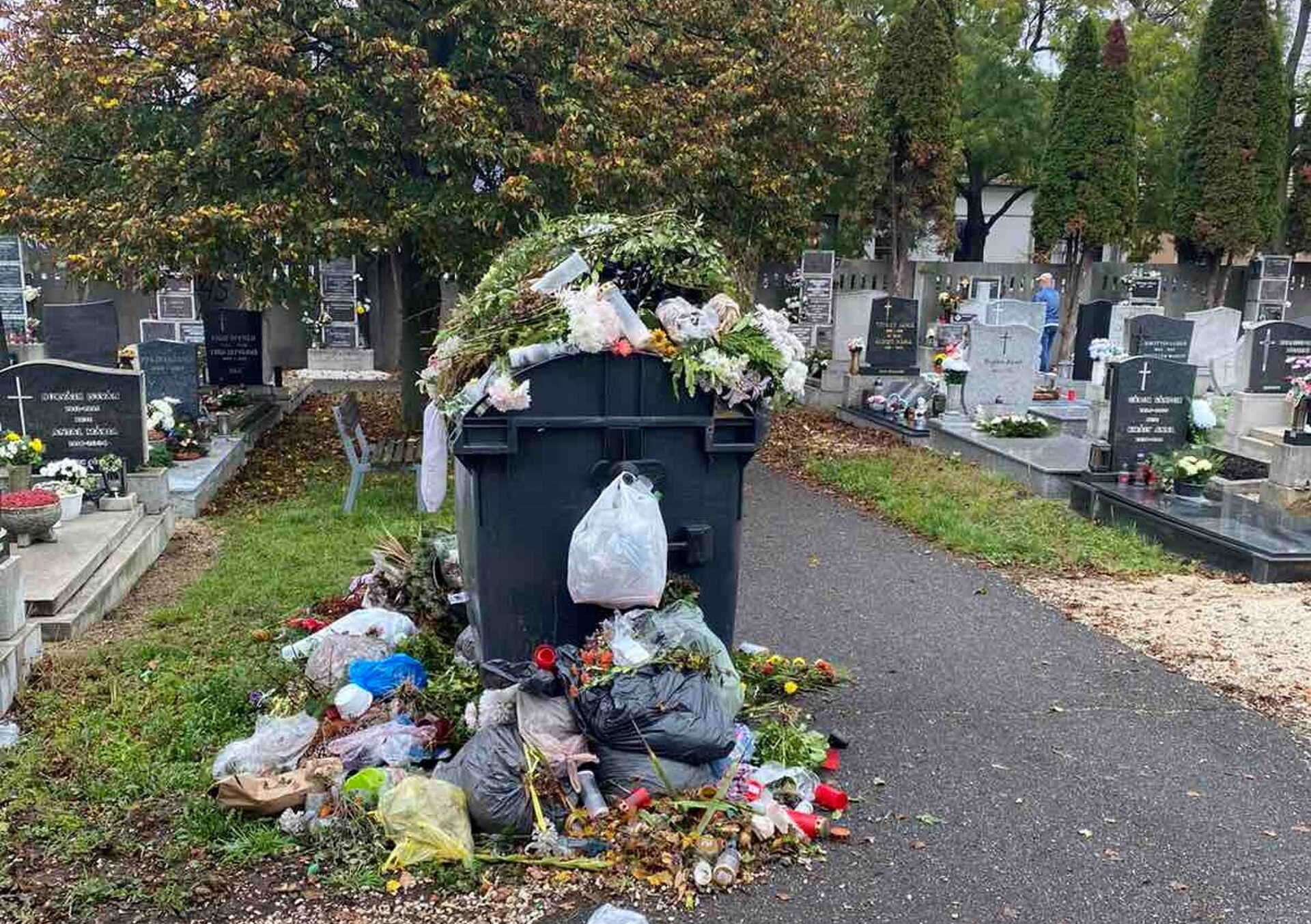 Olvasói fotó a soproni temetőből: nagyon ünneprontó