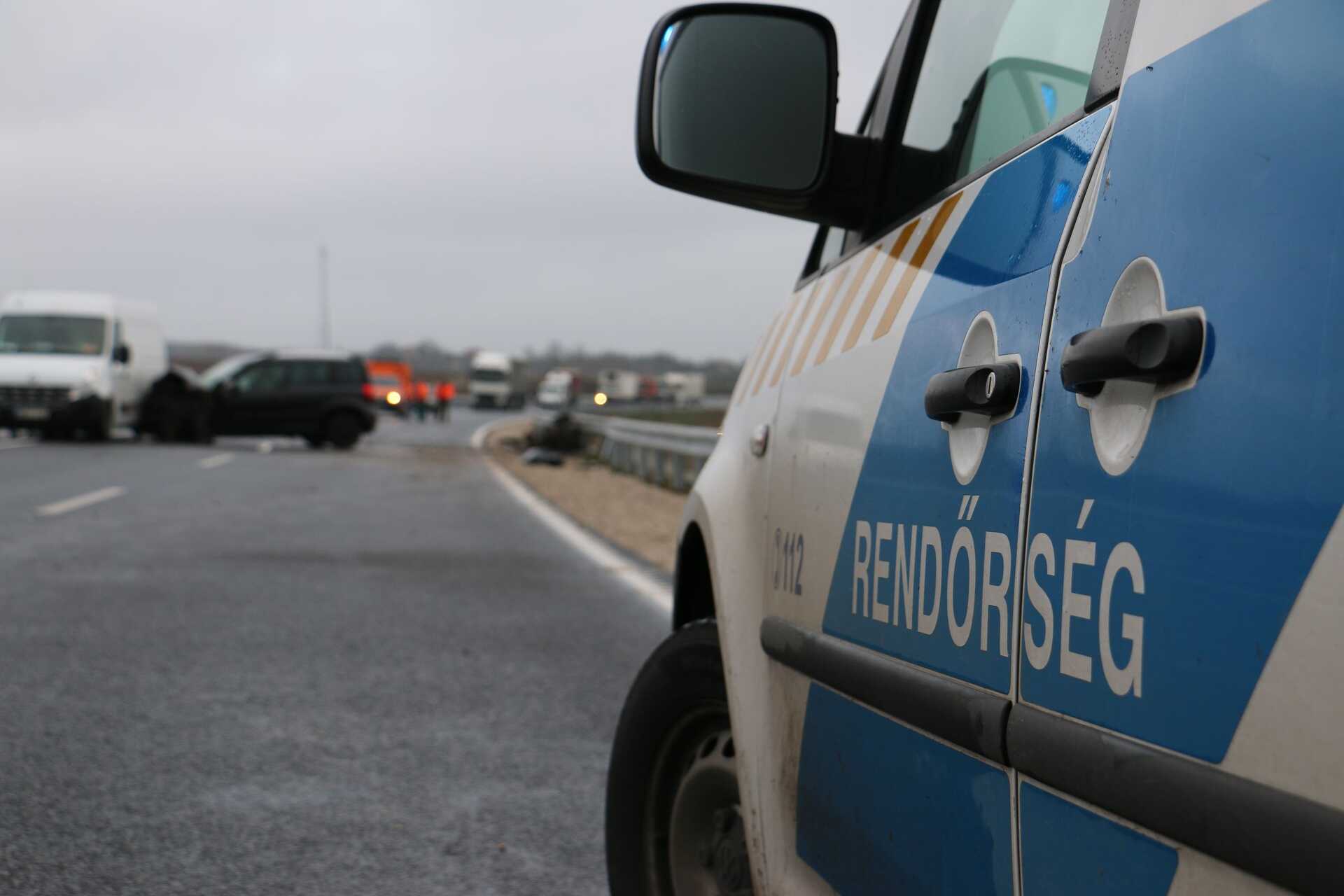 Szalagkorlátnak ütközött egy autó az M85-ösön