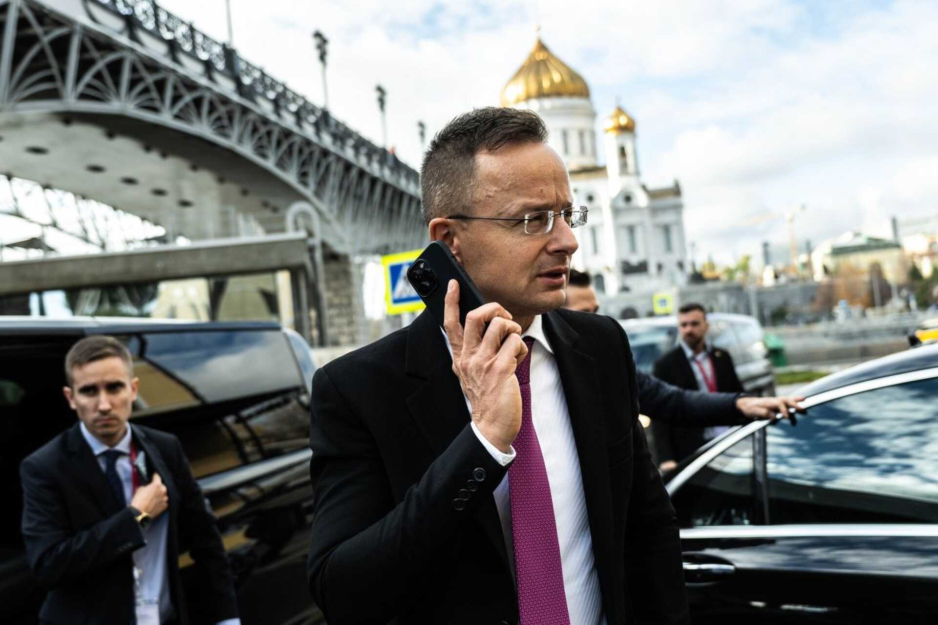 Nem tudjuk miért, de megerősített konzuli szolgálat segíti a magyar ...