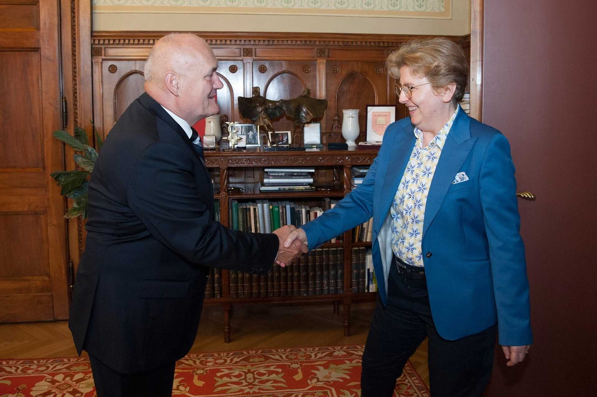 Hende Csaba tárgyal, tárgyal és egyeztet