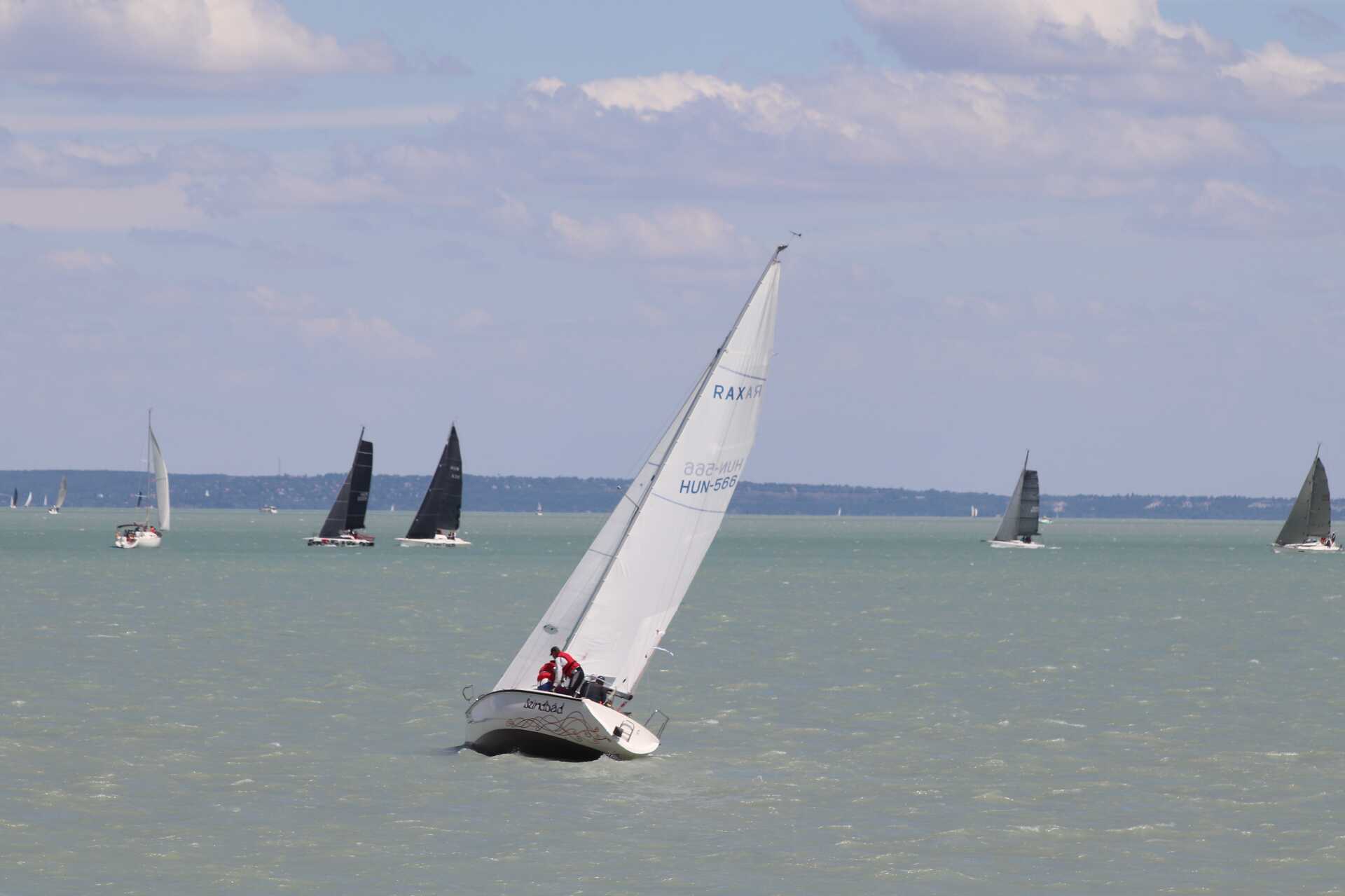 Van, ahol már 25 fokos a Balaton, és tovább melegszik