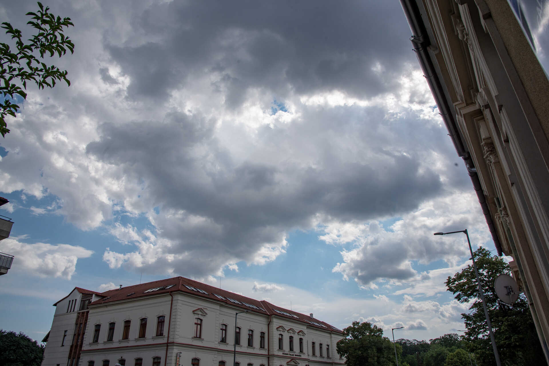 Szakadozik a felhőzet, elkezdhetünk fellélegezni