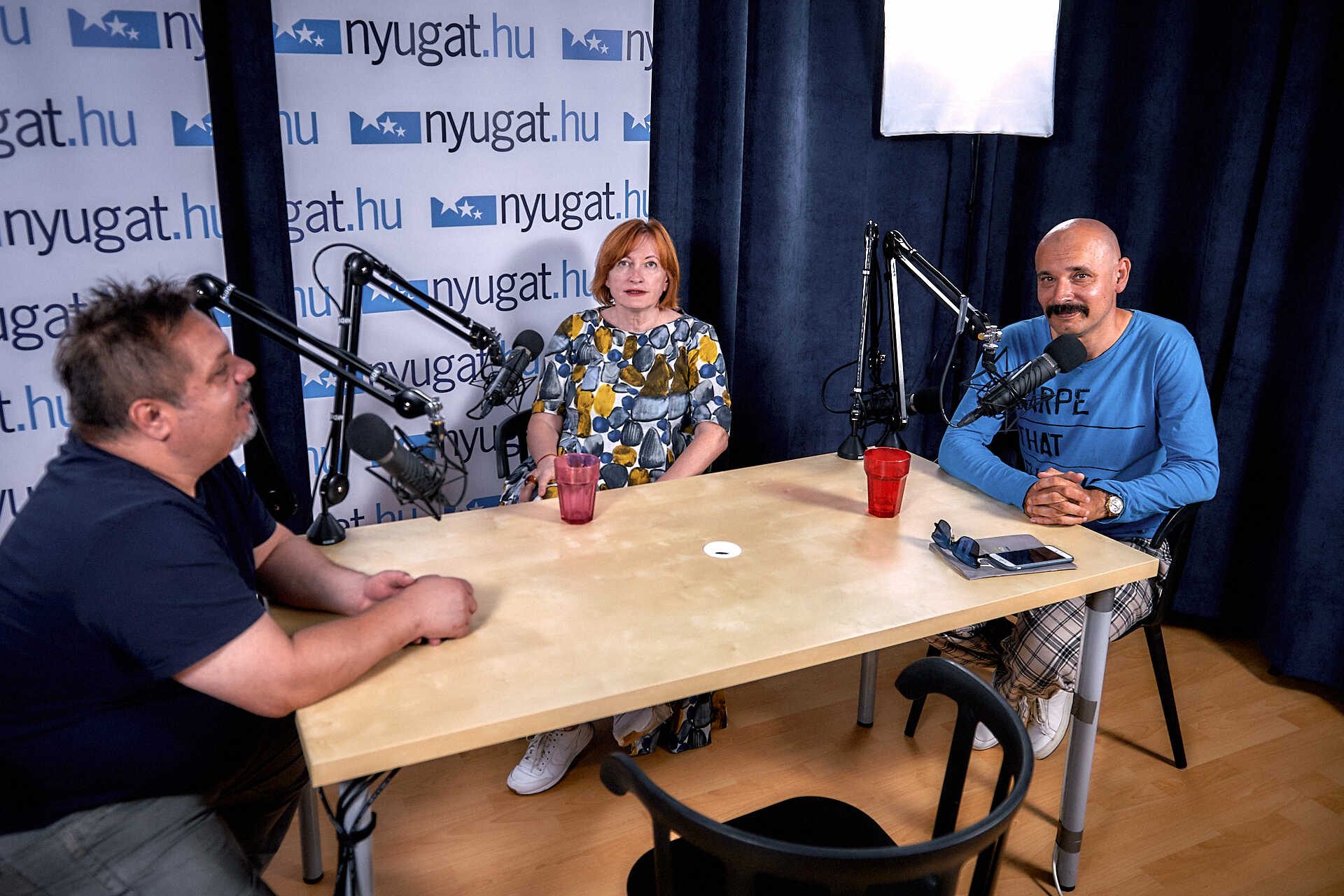 A magyar fiatalok podcastokat hallgatnak és nem bíznak a médiában