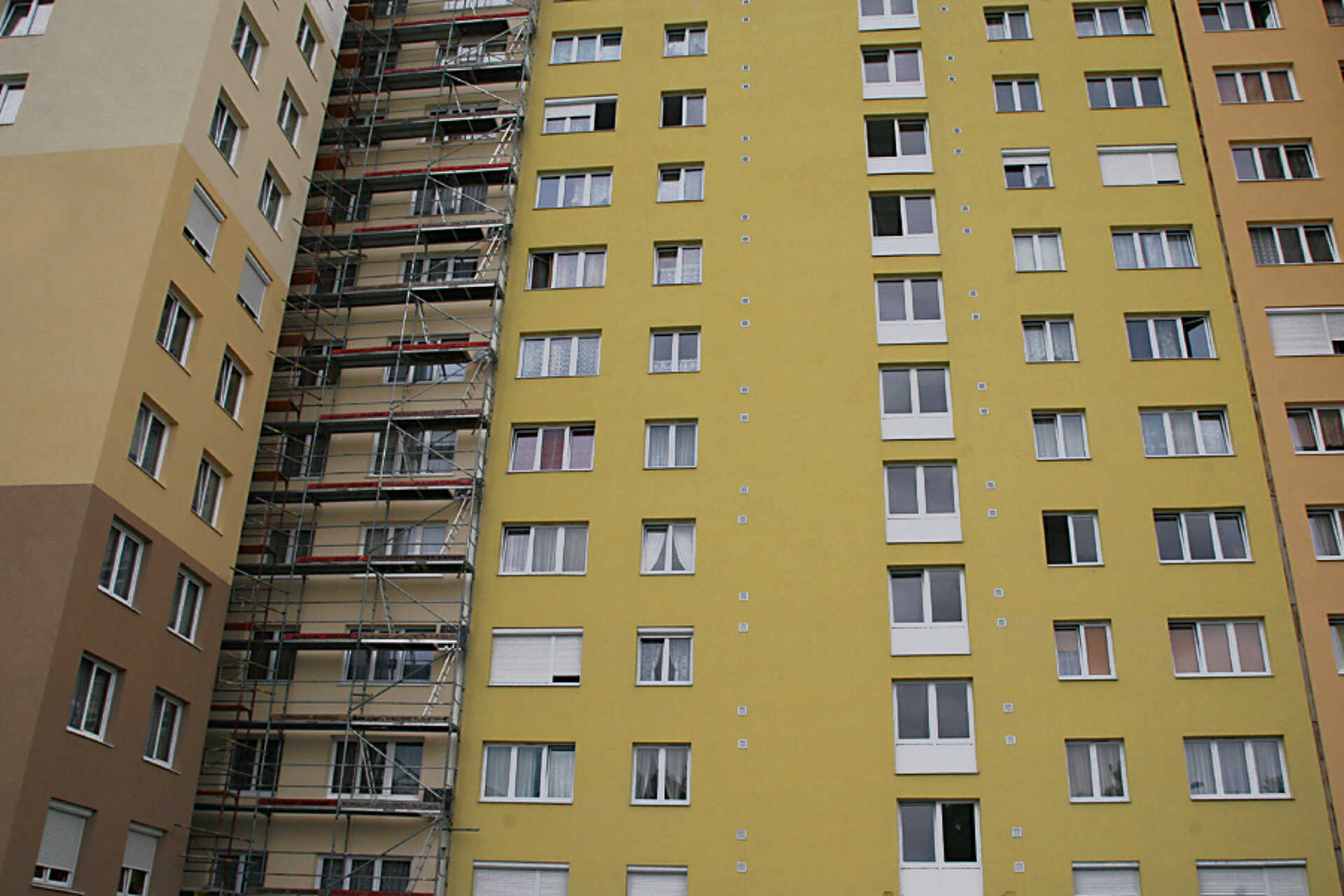 Egy kötélen lógva, órákig kopogott egy nyolcadik emeleti lakás ablakán ...