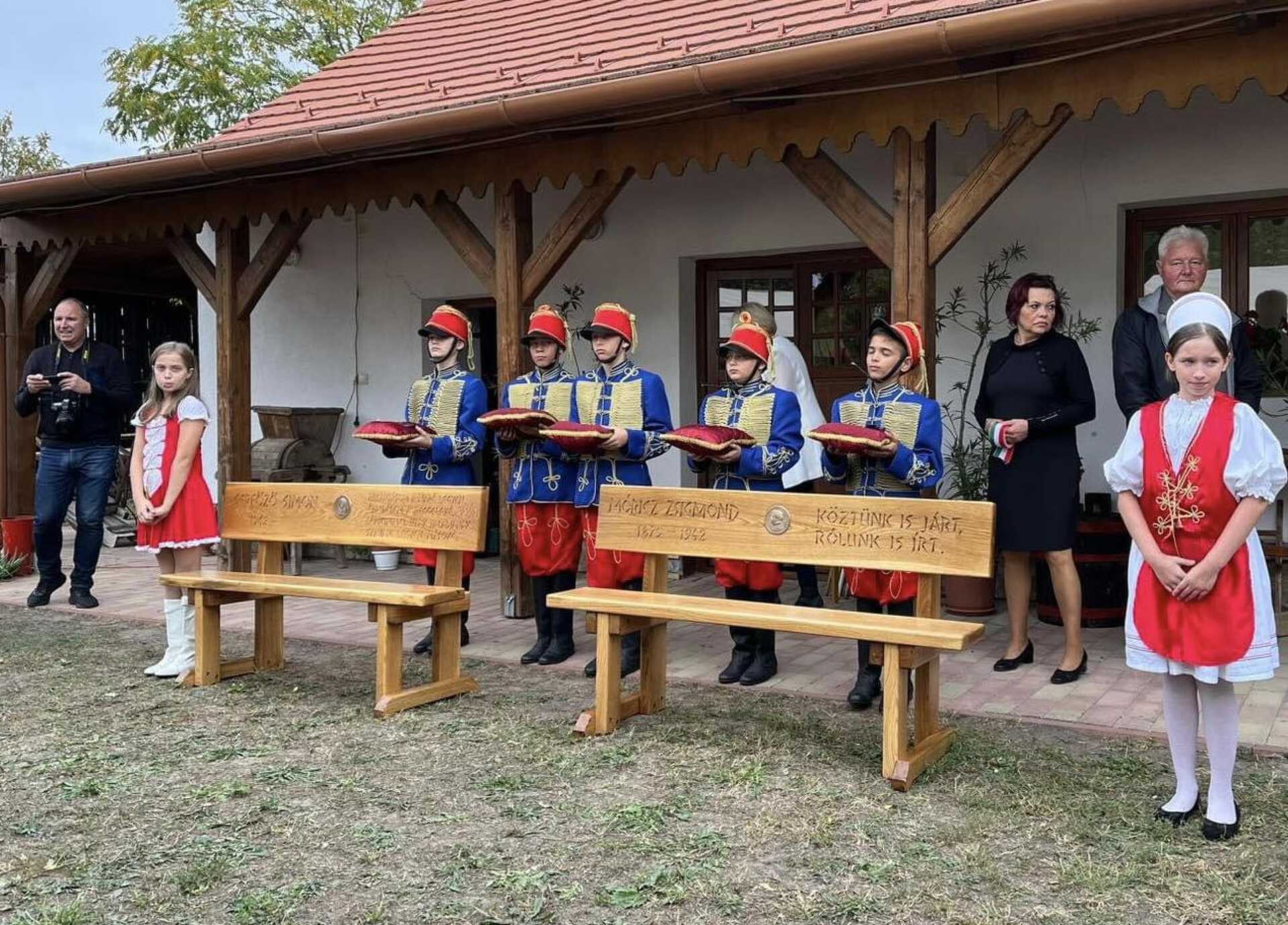 Lezsák Sándor átadott két padot