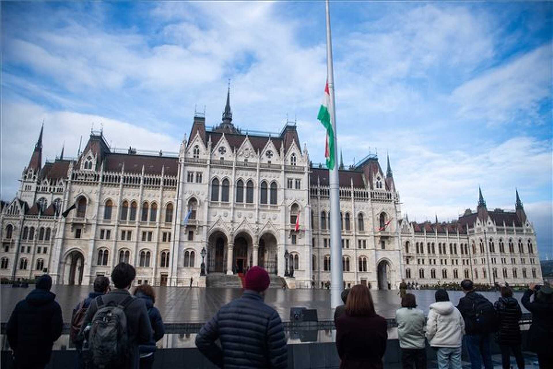 Félárbócon a nemzeti lobogó a gyásznapon az Országház előtt